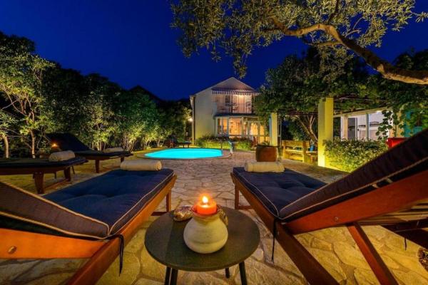 Family Four Bedroom Holiday Home With Pool - Cavtat