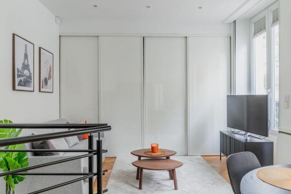 Elegant Parisian Apartment Near Eiffel Tower - Paris 15e Arrondissement