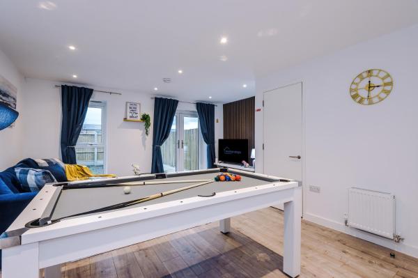 Stunning 3 Story Home, 3 X King Size Beds, Pool Table, Free Parking X2, Ping Pong - Salford