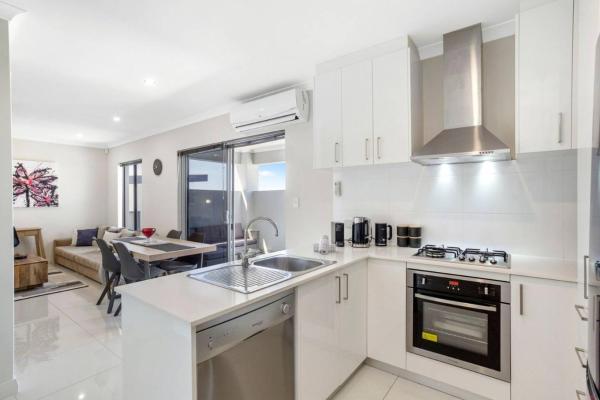 Stylish Urban Oasis With Balcony And Street Views - Nedlands