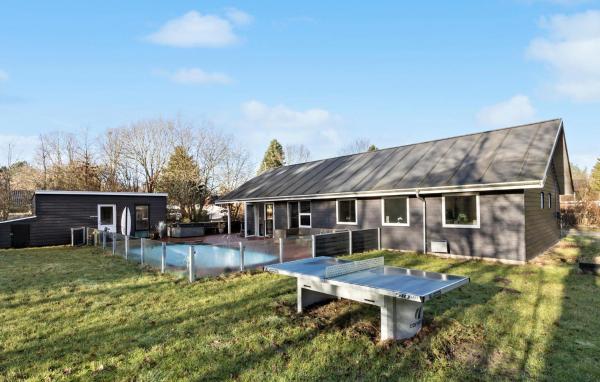 Beautiful Home In Glesborg - Denmark