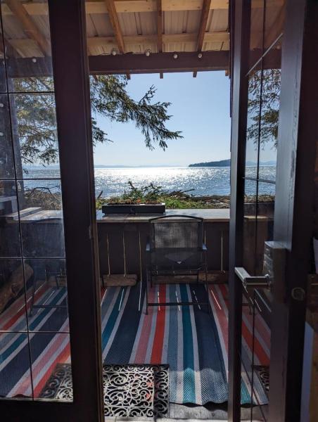 Cozy Beachfront Cabin At Woodside Farm - Sooke
