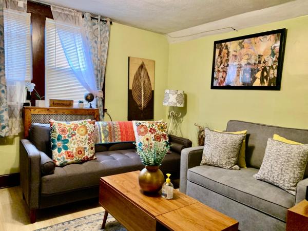 Cozy 2nd Floor Apartment With Private Entrance - Ludlow, MA