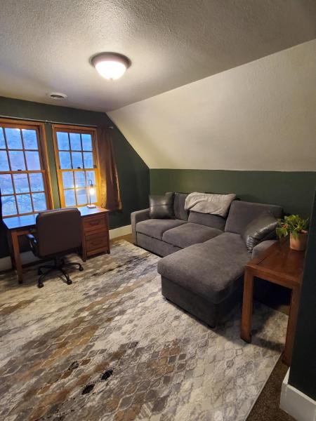 Cozy 1-bedroom Townhouse Near Downtown Colorado Springs - Colorado Springs, CO