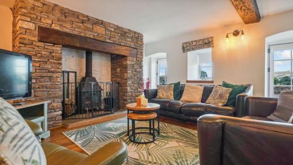 3 Bed Farm Cottage - Swansea, UK