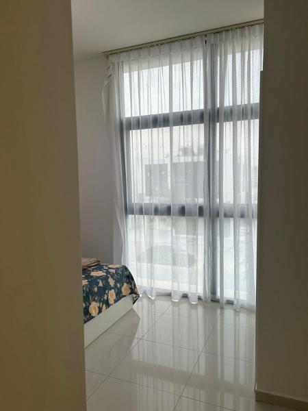 Females Only - Private Room With Work Desk And Attached Bathroom In Villa - Dubai