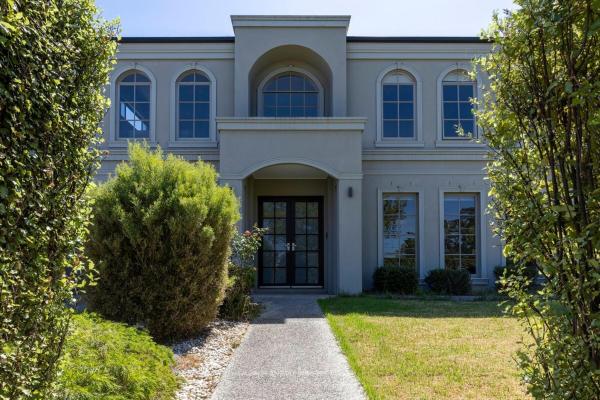 Spacious Home With Ensuites - Melbourne