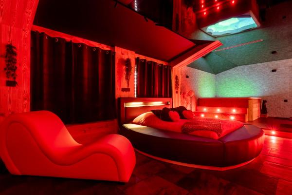 Love Room Tentation, Escapade Sensuelle Avec Jacuzzi, Fauteuil Tantra, Croix De St-andré Et Sauna Privatif - Ornans