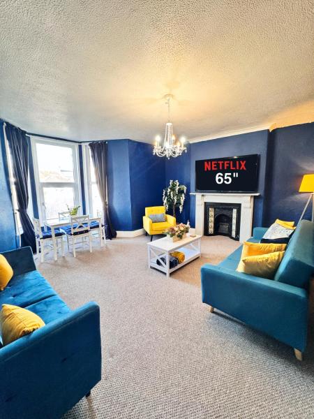 Spacious Central And Chic 65 Tv - Noss Mayo