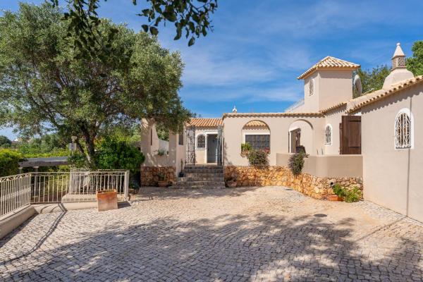 Algarve, Portugal Villa With Pool 4 Ensuite Bedrooms, Private Pool, Lake And Beautiful Gardens - Almancil