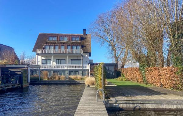 Beautiful Home In Loosdrecht With Wifi - 힐베르쉼