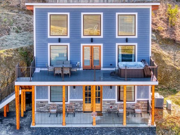 Kingfish Kreek Cabin I Chalet - Dandridge, TN