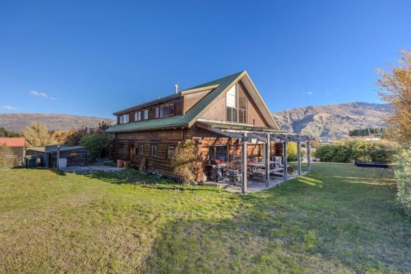 Large Ski Club Style Lodge, Views, Walk To Town - South Island