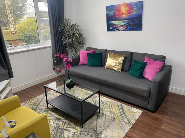Spacious And Bright 2 Bedroom Ground Floor Apartment 5 Min Walk From Town Centre With Free Parking Business And Leisure By Jesswood Properties - Nuneaton