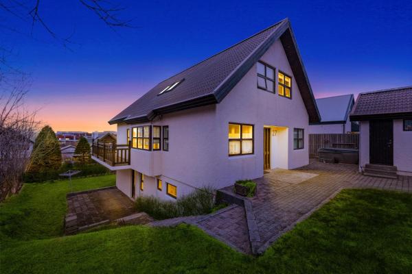 Inviting 2br Haven In The Heart Of The Suburbs - Reykjavík