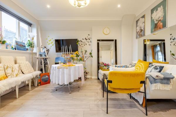 The Whole Flat With Terrace 1 Min To Earls Court Station For 5 Guests - London