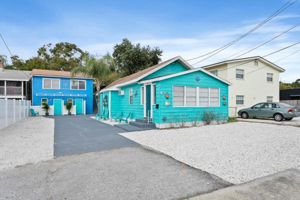 Sunset Cottage On Main Street - Cozy Oasis With Fire Pit - Dunedin, FL