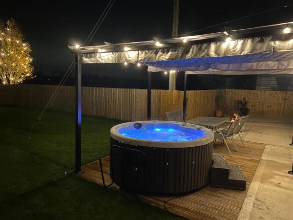 Rose Barn Hot Tub Holidays In The Cotswolds - Cotswolds