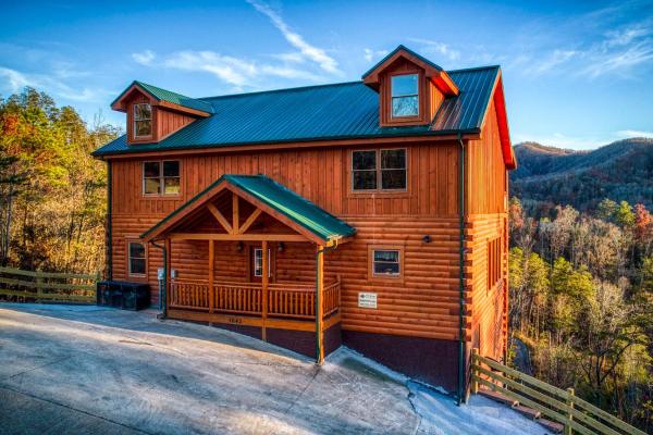 Paradise Pointe Pool Lodge By Beyond Expectations - Pigeon Forge, TN