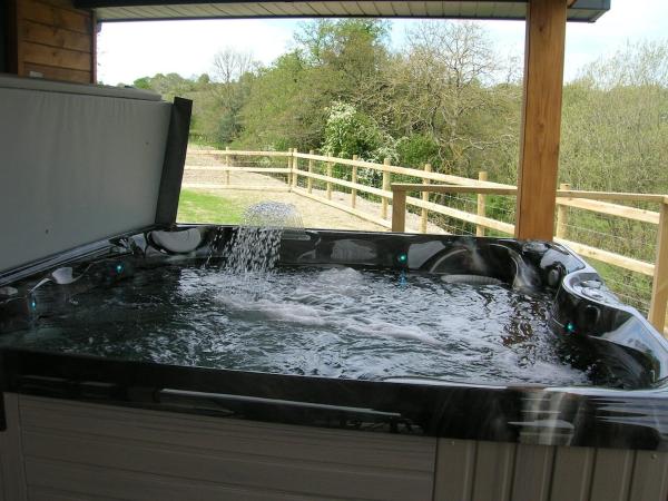 River Lodge Hot Tub Sleeps 6 - Wales