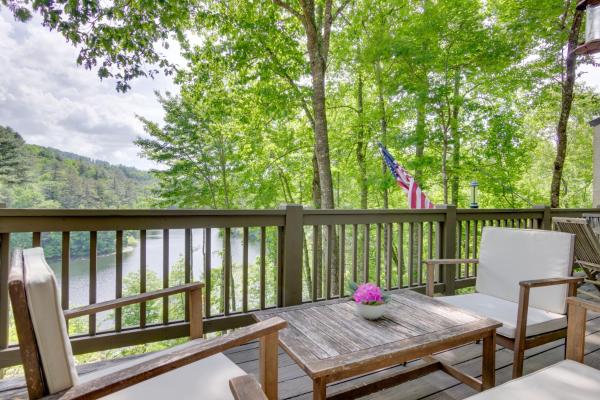 High-end Sapphire Retreat On Fairfield Lake! - Cashiers, NC