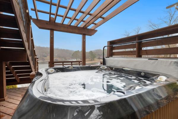 Dock Holiday - Hot Tub - Private Dock - Bella Vista, AR