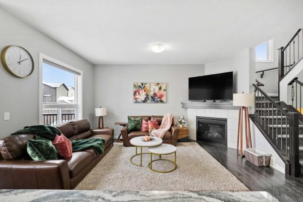 Large Family 4br W Kid's Play Den! Free Banff Pass - Airdrie