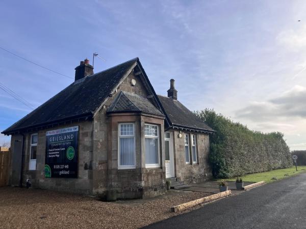 The Gatehouse, 2 Bedroom Detached Cottage - Saltcoats