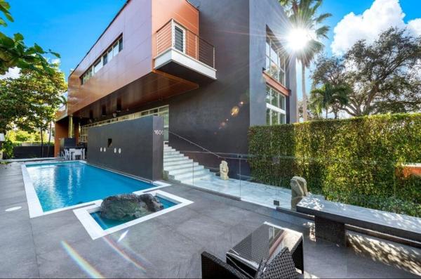 Luxury Miami Villa With Large Pool & Bbq, Perfect Getaway! - Miami, FL