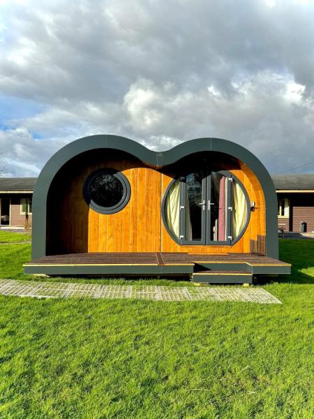 Hazel Hobbit Pod At Cowbridge Cabins - Cowbridge