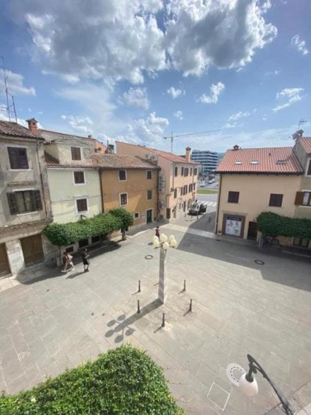 Central Crown Mia - Koper