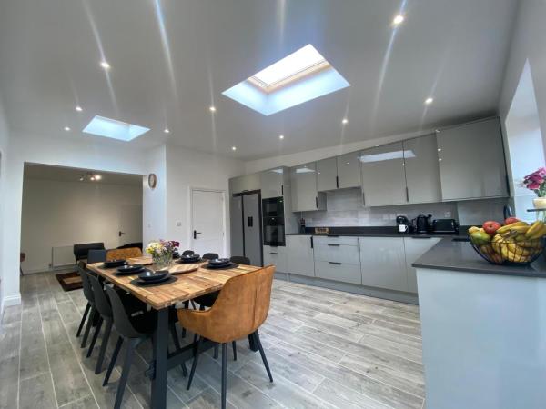 Beautiful House Sleeps 10 Guests, London, Near Eastbrook Film Studios, Great Value For Families And Groups - 布倫特伍德