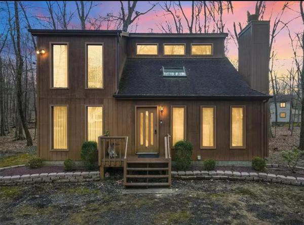 Cozy Cabin At Poconos With Hot Tub And Fire Pit - Stroudsburg, PA