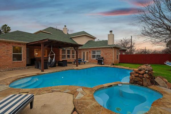Immaculate 5br 2,5ba Holiday Home With Pool - Irving, TX