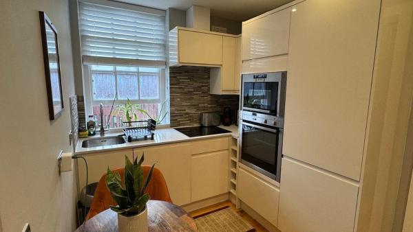 Central Apartment - Croydon