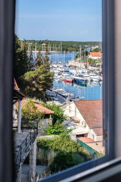 Heated Pool Villa, Sea View, 4 Bedrooms, Near Beach, Milna Bay - San Giovanni di Brazza