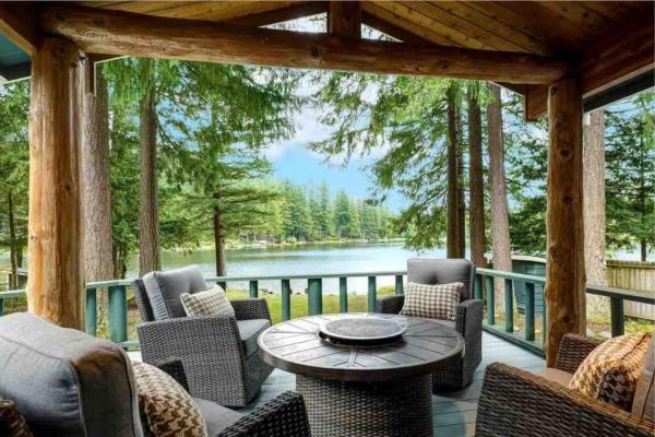 Charming Lakefront Log Cabin - North Bend, WA