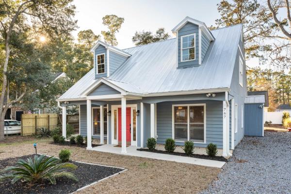 8-guest Cozy Escape With Fire Pit & Hot Tub! - Pawleys Island, SC