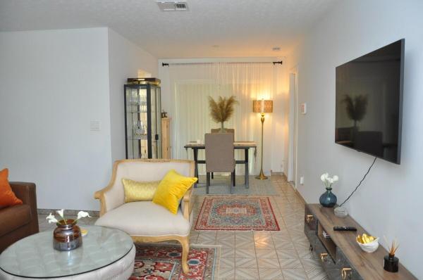 Contemporary 2 Bedroom Home Near 5th Ave & Mercato - Naples, FL