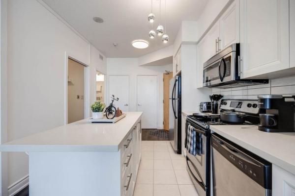 Pristine Lakeview 1br 1 Den Condo Wprivate Balcony - Toronto