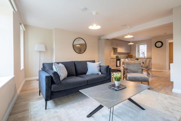 Central 2nd Floor Stylish 2-bed Apartment - Drogheda