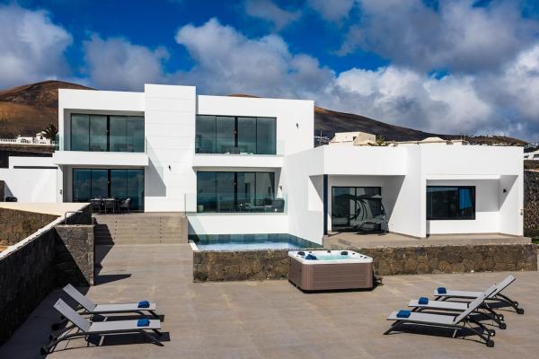 Exclusive 6 Bedrooms Villa In Lanzarote - Ocean & Volcano Views, Private Pool, Jacuzzi & Gym - Lanzarote