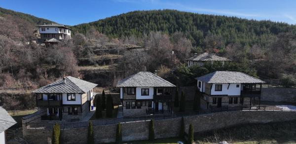 Трите къщи - Kuzey Makedonya