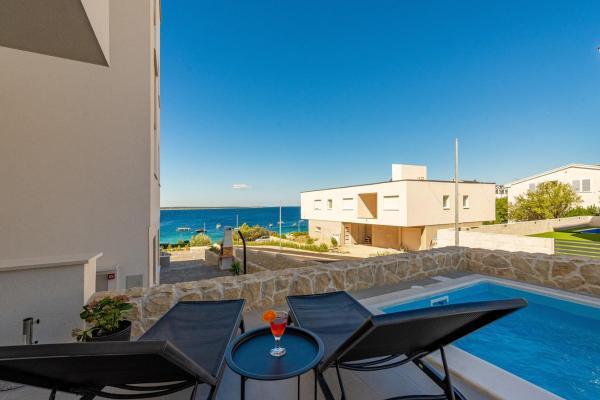 Sunshine Apartment Complex With A Pool By The Beach - Mandre, Pag - Novalja