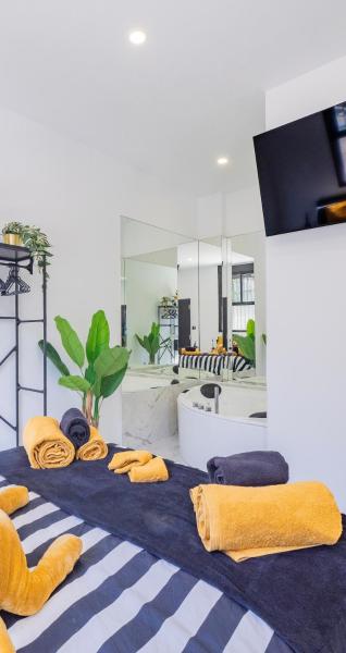 The Juanita Reina's Jacuzzi Apartment - 