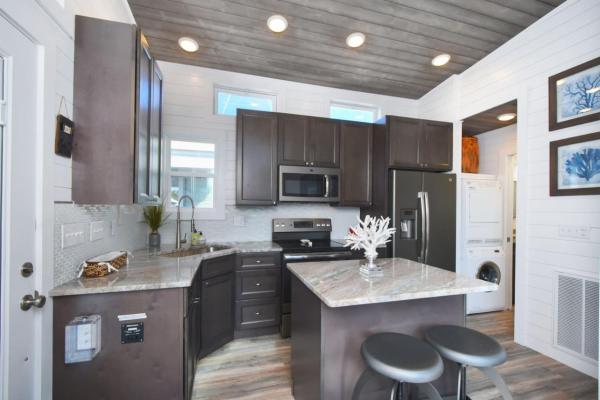 Tv Blue Tiny Houseboat At Lake Cumberland Marina - Kentucky