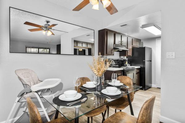 Comfy 2br Pool Gym Prime Location - テンピ, AZ