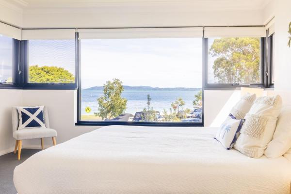 Florentine, 8 11 Columbia Close - Opposite The Beach With Air Con And Water Views - Port Stephens