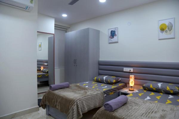 Yendluri's Queenbed Room1 -Kondapur - Telangana