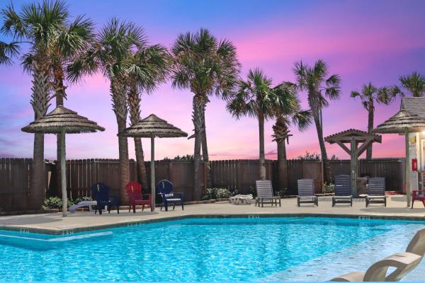 Walk To The Beach, Large Pool, Balcony, Charcoal Grill, Beach Accessories, Pet Friendly - Corpus Christi, TX